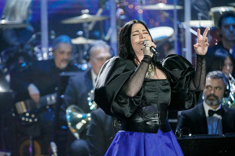 VÍDEO | Amy Lee, do Evanescence, anda de ônibus em São Paulo - Folha ...