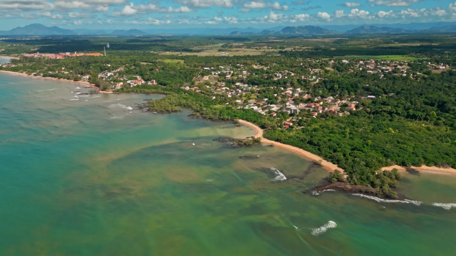 VÍDEO | Imagens aéreas mostram praias paradisíacas de Aracruz - Folha ...
