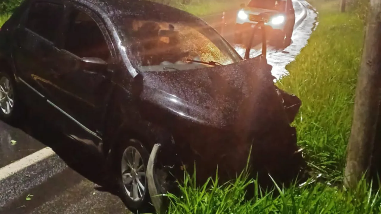 Motorista morre após bater carro em poste na rodovia ES-010, na Serra