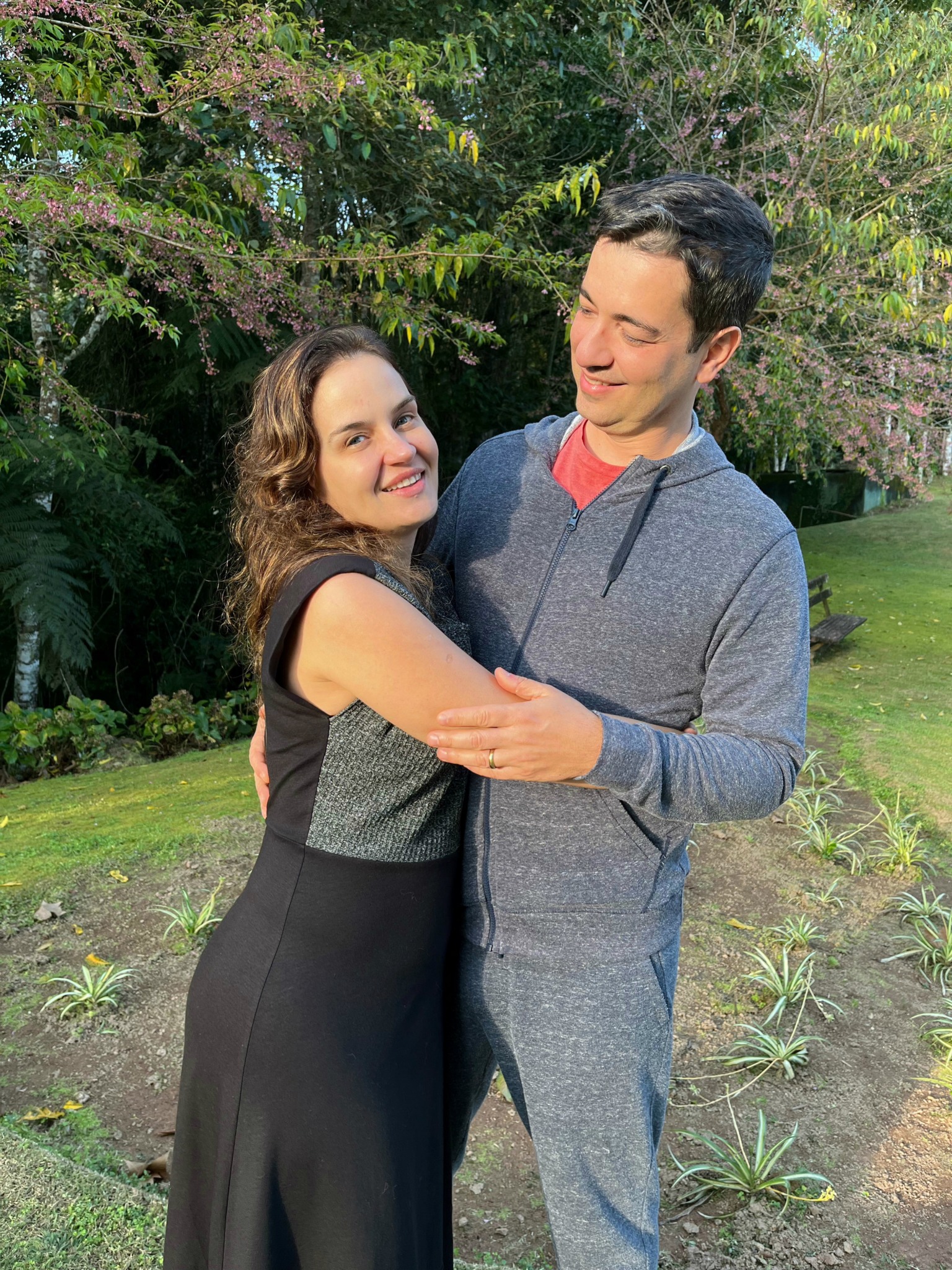 Ana Paula e Fabricio Regiani recebem naquele friozinho de montanha e ...