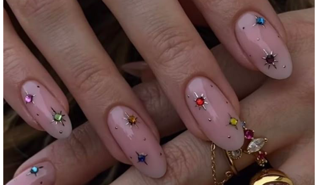Modelos de unhas de gel decoradas e delicadas