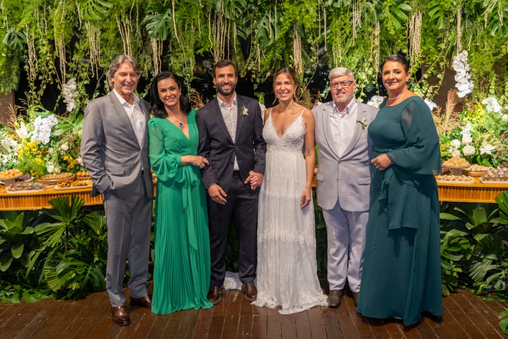 Emocionante, alegre e bonito a começar pelos noivos Laise Teixeira e ...