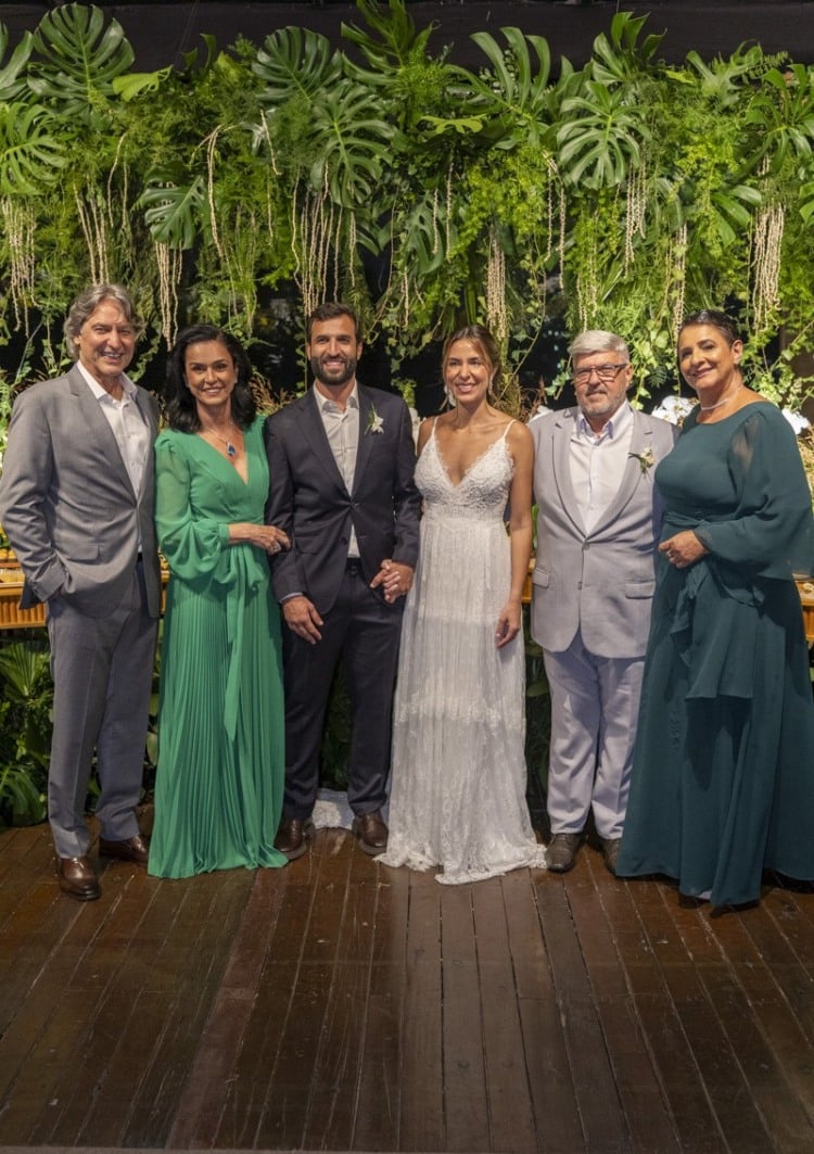 Emocionante, alegre e bonito a começar pelos noivos Laise Teixeira e ...